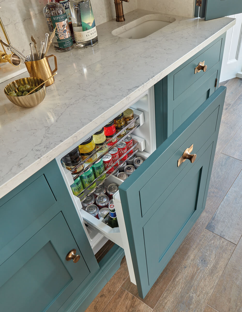 A Bespoke Bar and Media Unit for Effortless Entertaining