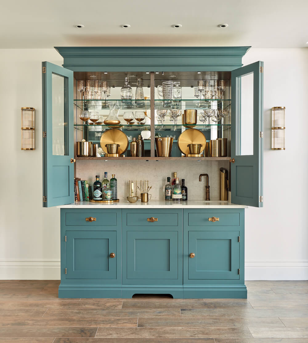 A Bespoke Bar and Media Unit for Effortless Entertaining