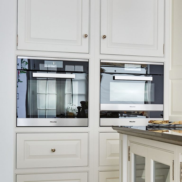 White Painted Kitchen | Tom Howley